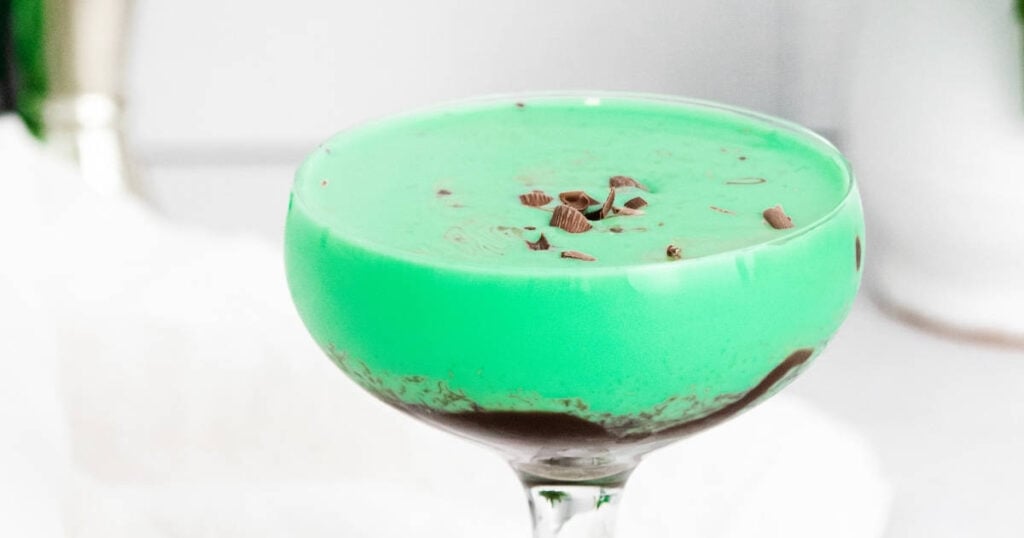 Christmas Peppermint Cocktails - The Littlest Crumb